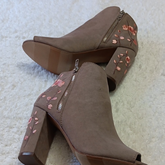 Candie's | Shoes | Candies Taupe Floral Embroidered Womens Open Toe ...